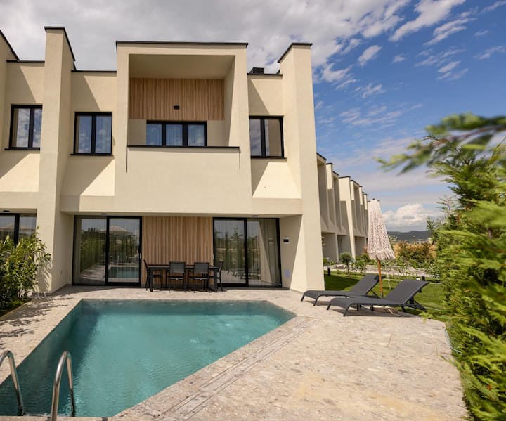 Id-real Villa 12 - Spille