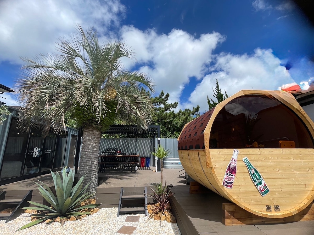 American villa with sauna, pets allowed. A trailer house near the sea ...