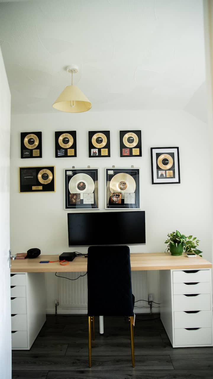 Coventry 2-bed Home W/ Workstation & Fast Wi-fi - Coventry