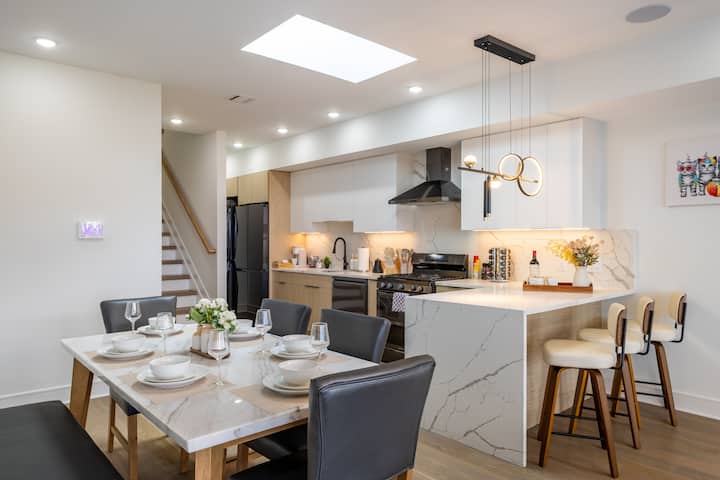 New Jc Home W/ Parking, Game Room & Fireplace! - Jersey City, NJ