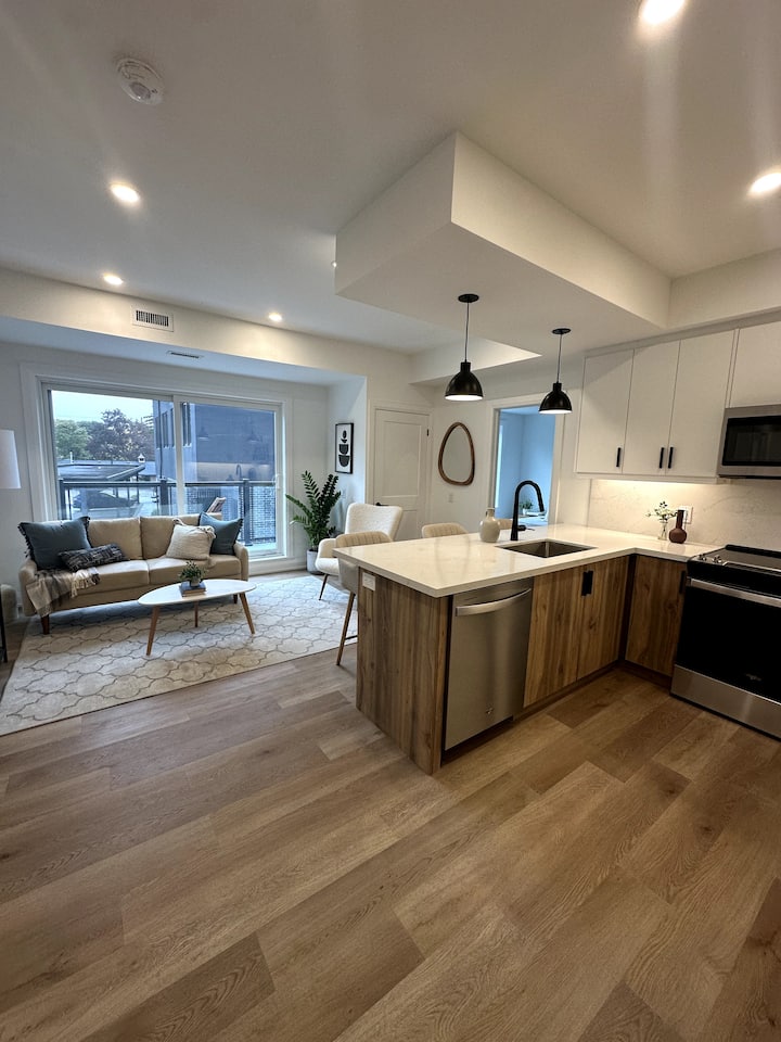 Luxury 2bed+2 Bath Apartment In Central Newmarket - Aurora