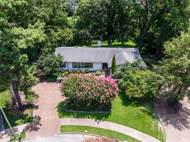 Charming Memphis Retreat | Relaxing Hot Tub & Yard - Germantown, TN