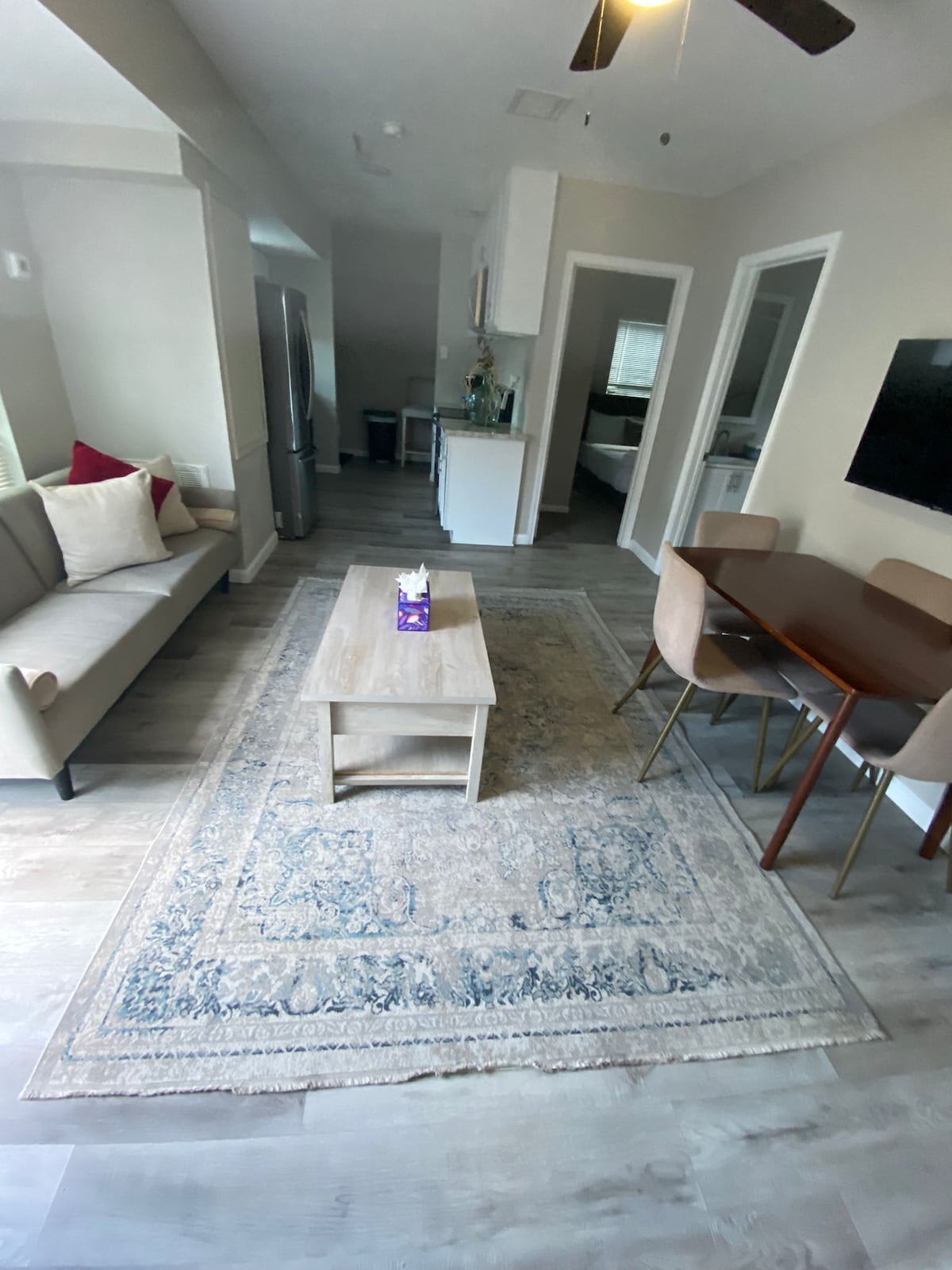 Séjour dans une cour avec 2 chambres et 2 salles de bain au centre ...