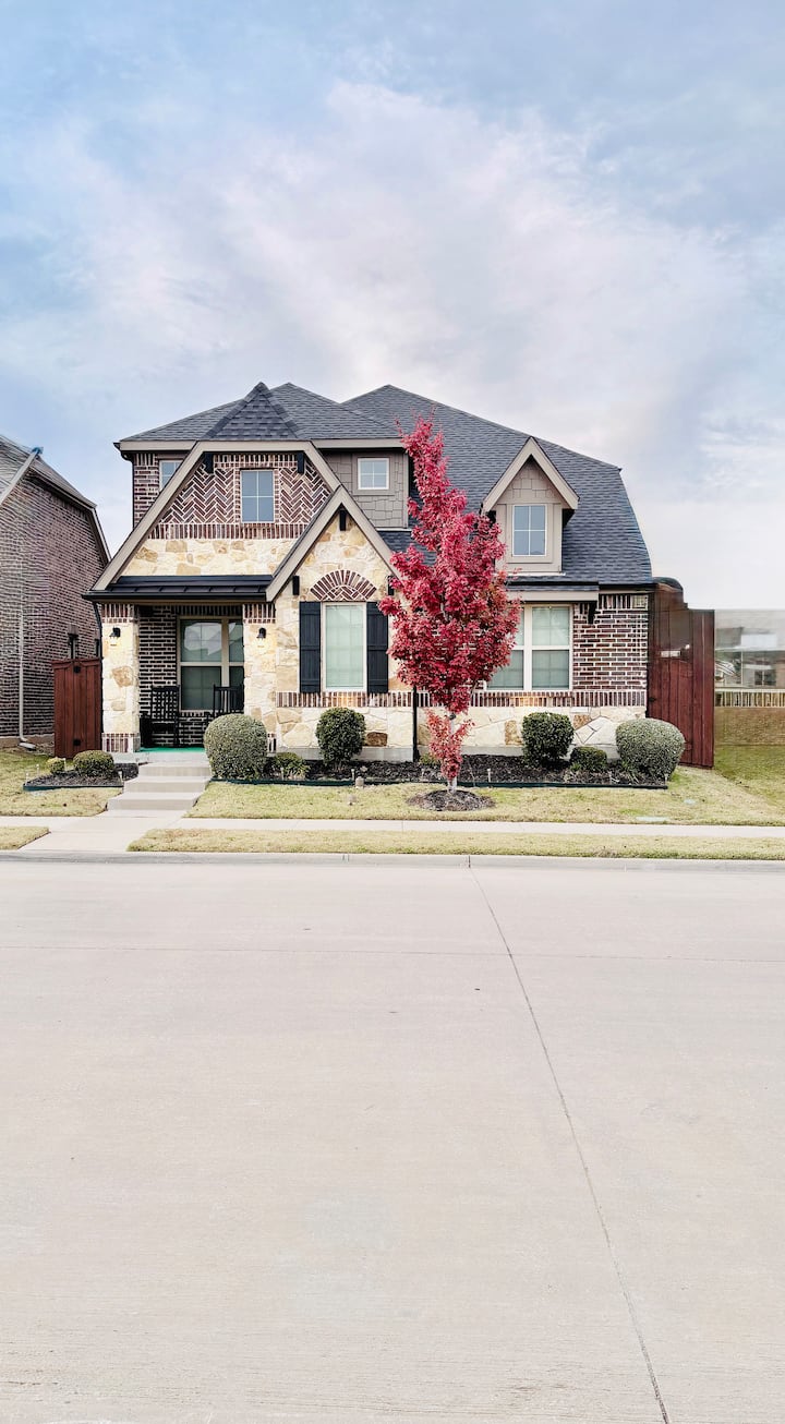 Modern Lakeside 3br With Theater, Office & Pool - Little Elm, TX