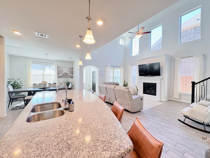 Modern Luxury Stays For Work, Play & Outdoors - Little Elm, TX