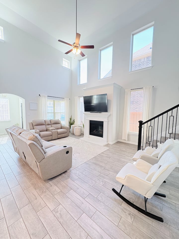 Modern Lakeside 3br W/ Theater & Office Near Pga - Little Elm, TX