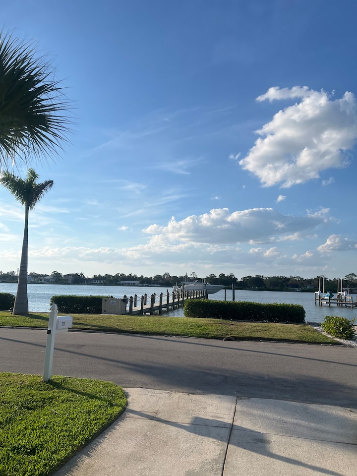 Coastal Charm On Dona Bay Walk To Venice Hot Spots - Venice Beach, FL