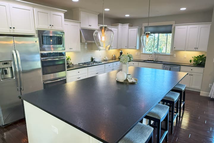 West Linn Family Home With Spaces For Everyone - Wilsonville, OR