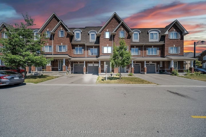 Entire Home In Pickering
4 Bedrooms 3 Baths. - Ajax