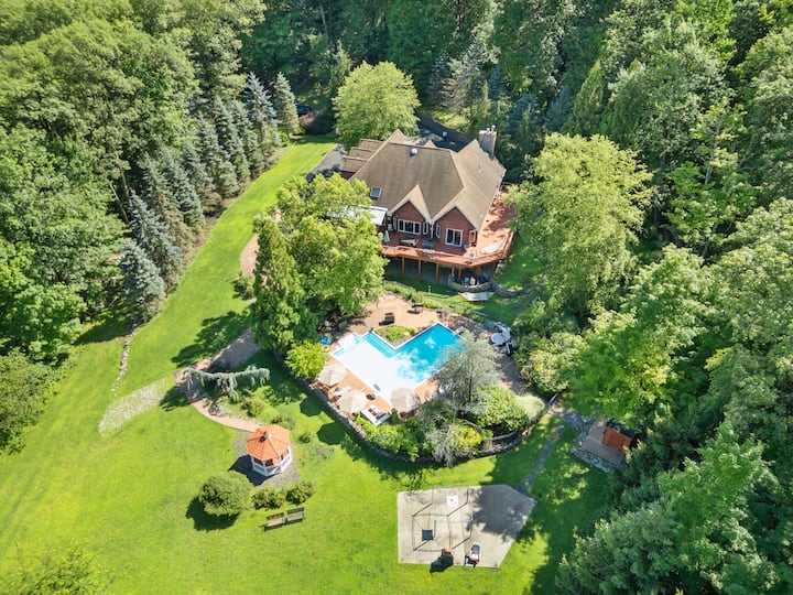 Luxury 10br Escape W/ Pool, Hot Tub & Game Room - Bear Mountain, NY