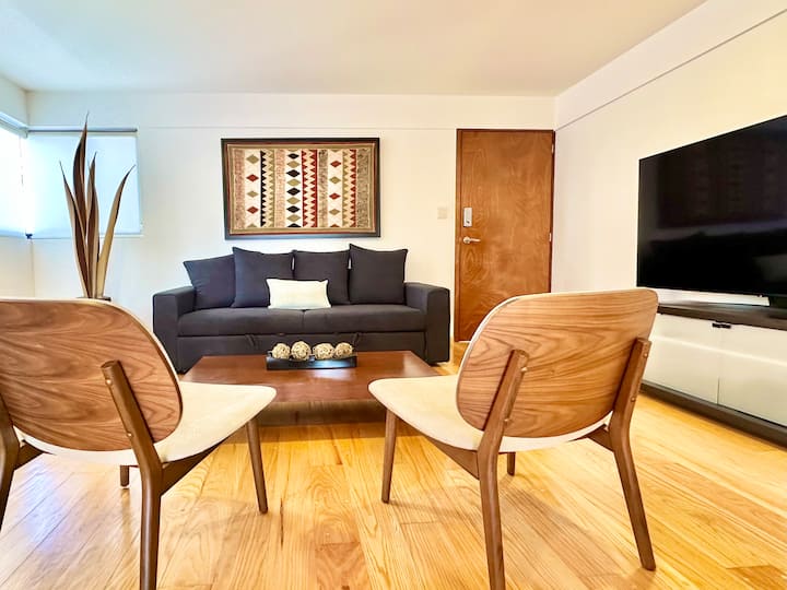 Spacious Well-lit Ph Near Wtc, With City Views. - Baja California