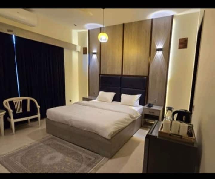 Luxurious Banglow 8bedroom Ground Portion - Karachi