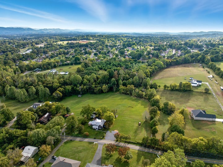 Farmhouse Escape On 13 Acres Near Smokies - Knoxville, TN