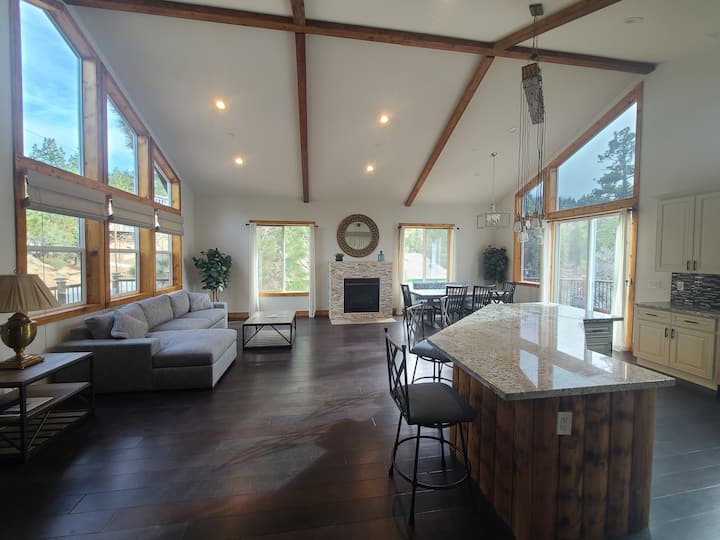 New Modern Mountain Retreat With Views Fireplace - Big Bear Lake, CA
