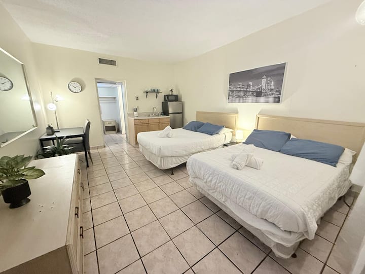 Large Apartment In The Heart Of Hallandale - Aventura, FL