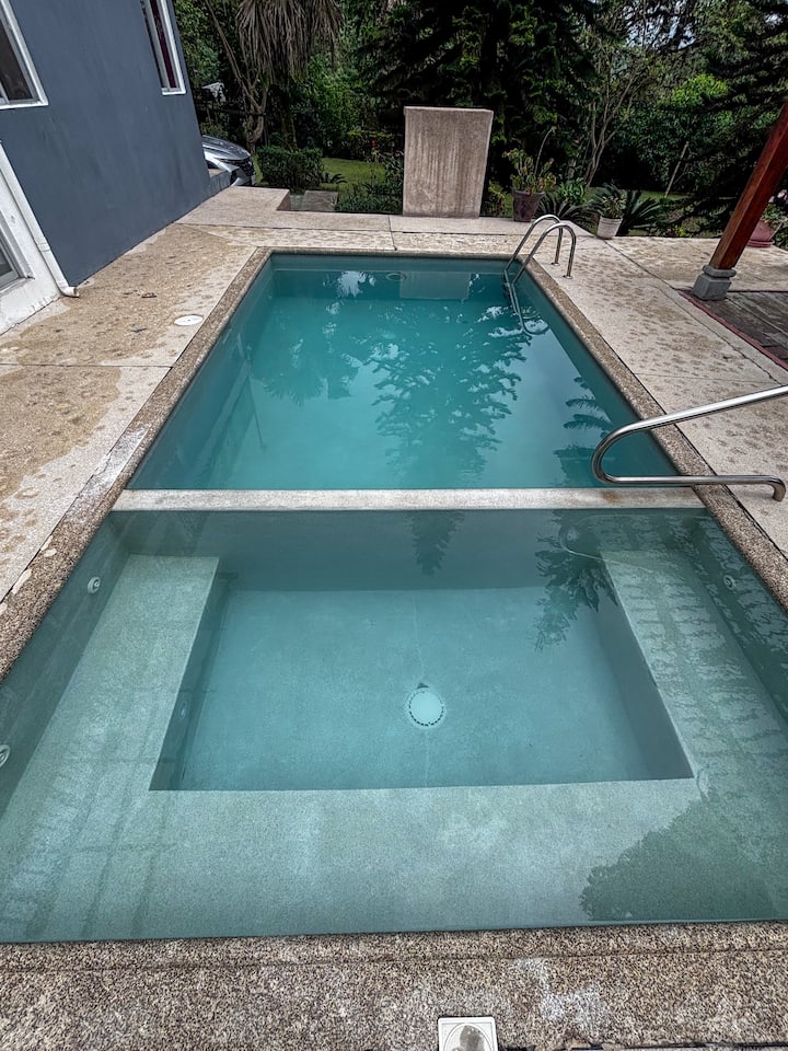 Casa De Pedro: Jacuzzi Y Piscina En Naturaleza - Ecuador