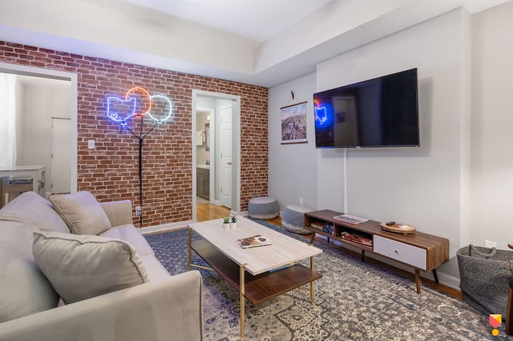 Chic Apt With Private Deck And Parking - Cincinnati, OH