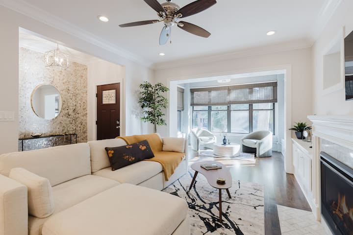Elegant Rogers Park Home For 8 Guest W/parking - Chicago