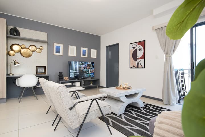 Cosy 2br Sandton Apartment With Pool & Braai Area - Sandton