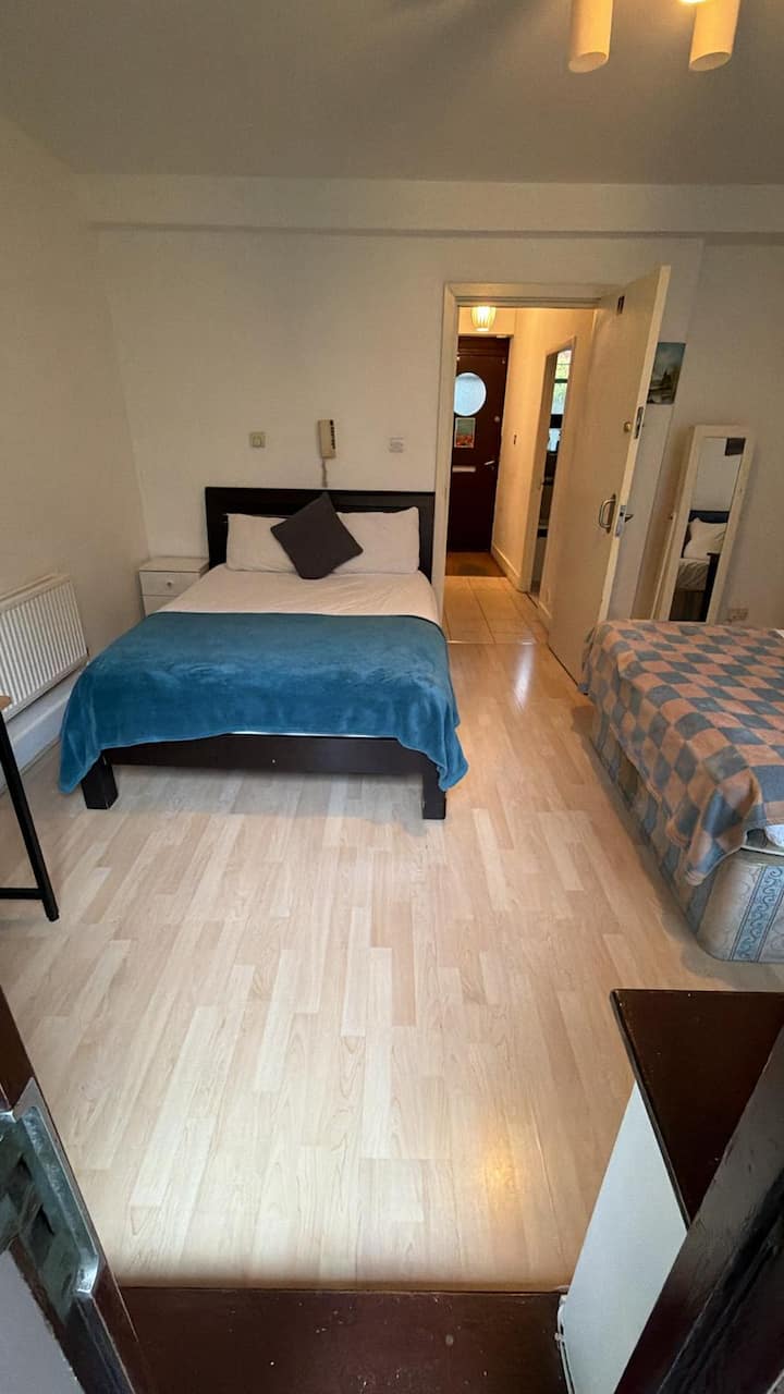 King’s Cross 4-bedroom Private Suite - London