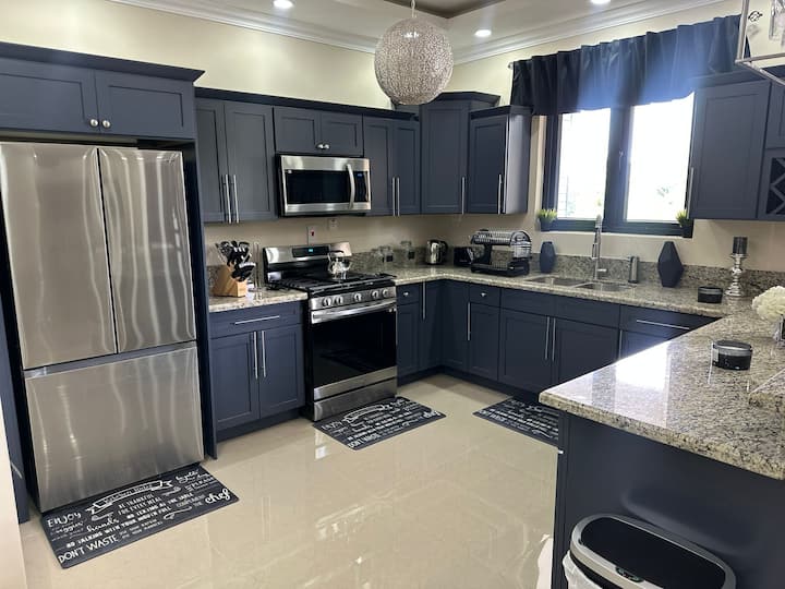 J&b Luxury Vacation Home - Kingston