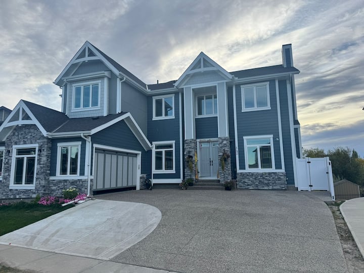 Canal View Suite - Airdrie