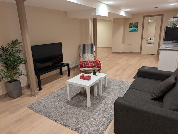 Bright & Cozy Suite | Parking + Self Check-in! - Vaughan