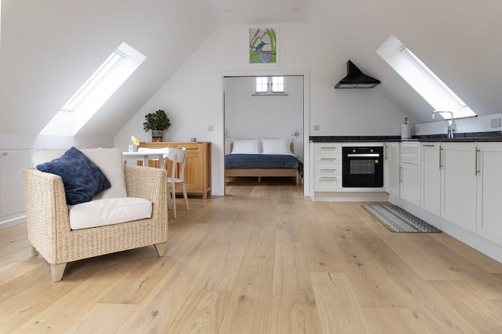 Tree Tops (With Swimming Pond) - Cranbrook, UK