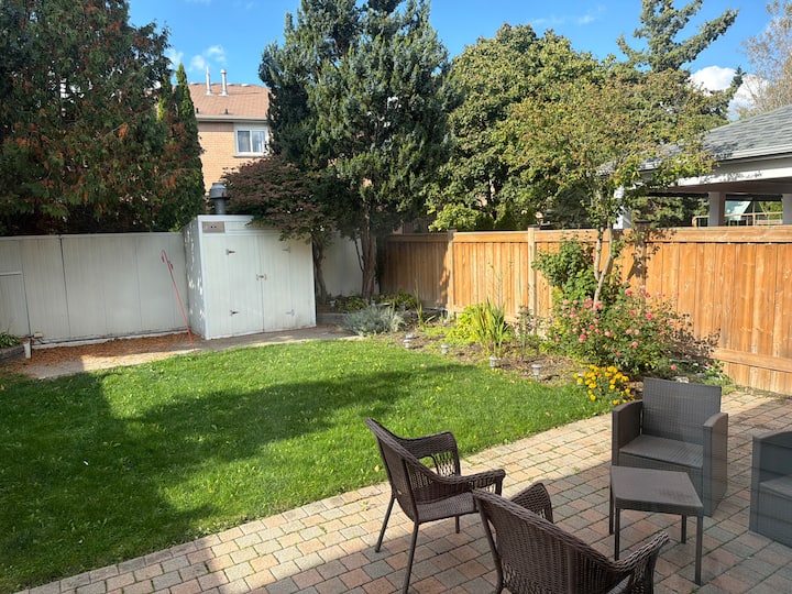 Modern Cozy Retreat In Mississauga -