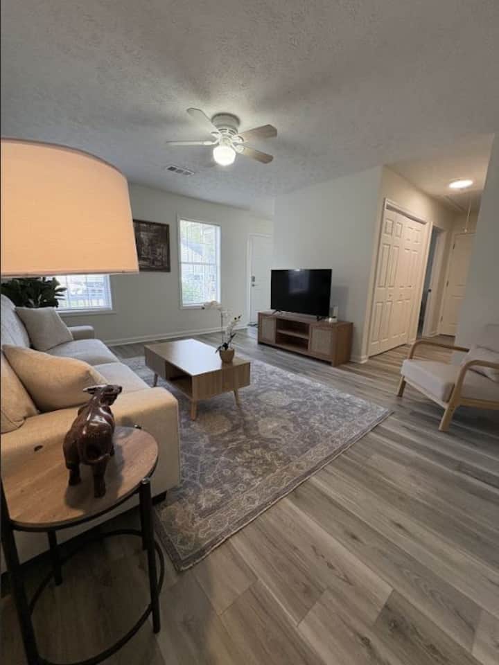 Lovely 2 Bedroom Cottage - Kennesaw, GA