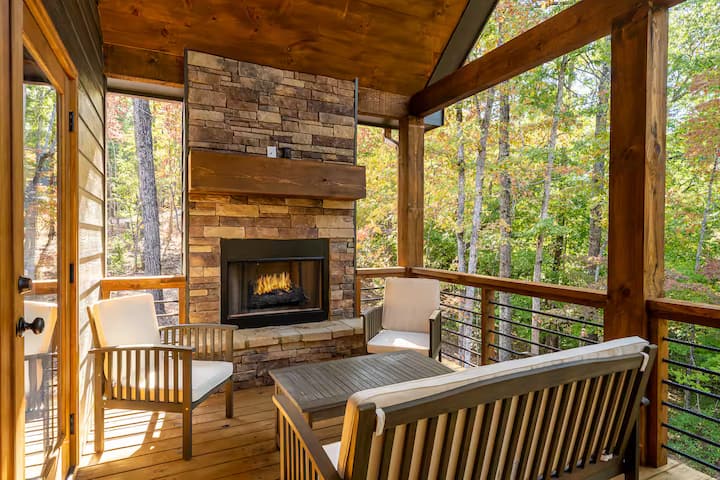 Upscale Cabin Escape: Hot Tub, Pool Table & 3 Fps - Blue Ridge, GA