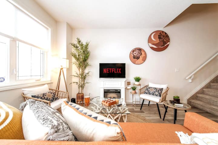 Luxe Escape Duo *8 Beds *Sleeps 22* 4 Car Garage - Edmonton