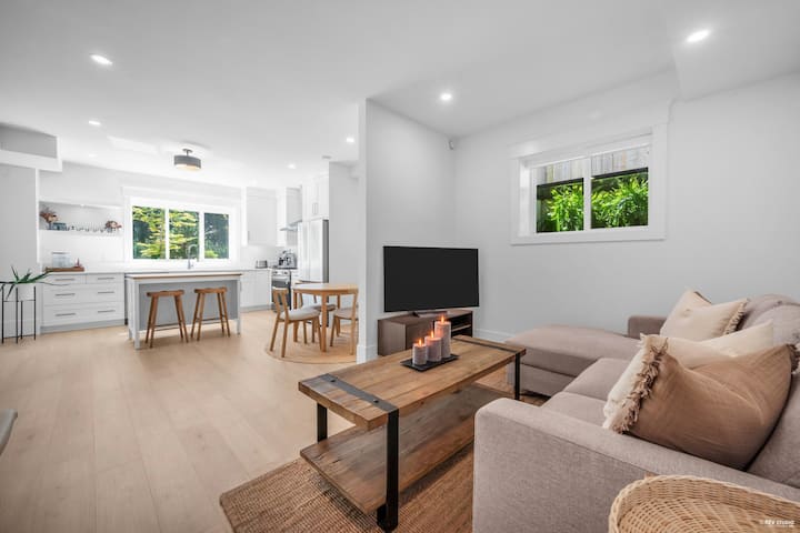 Modern Mountain Retreat | Bright Garden Suite - North Vancouver