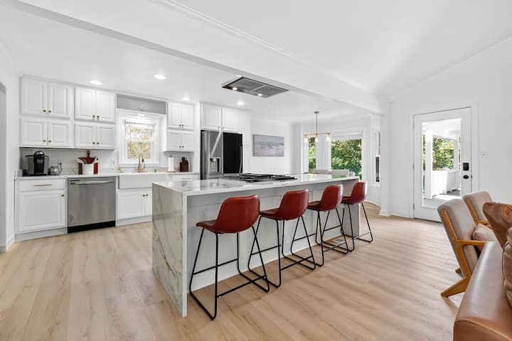 Modern Lakeside Farmhouse - Fayetteville, NC