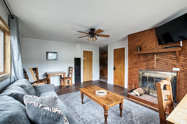 One Bedroom Fireplace & Mountain Views, 2nd Floor - Estes Park, CO