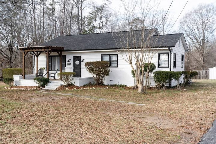 Hidden Getaway | Fire Pit | 1k,2q/1 Bath - Ridgeway, VA