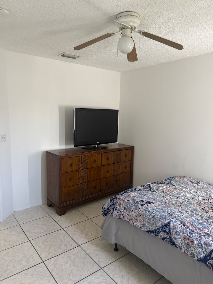 Vibrant Comfortable Room In South Miami Near Keys - Homestead, FL