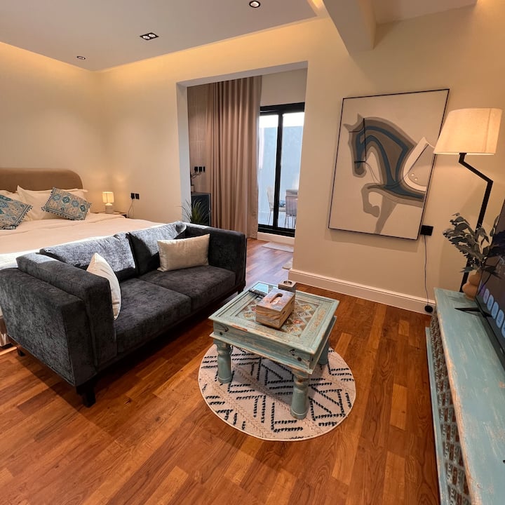 شقة بلو روم طراز فيكتوري بجلسة خارجيه - Saudi Arabia