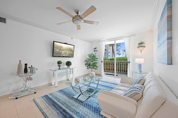 Miami Surfside Beach Apartment Free Parking - Surfside, FL