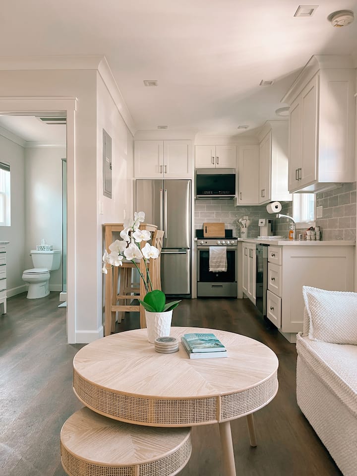 Updated Beach Bungalow Close To Shopping And Beach - Long Beach, CA