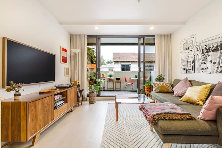 Art-filled Brunswick Apt Free Parking + Workspace - Ivanhoe