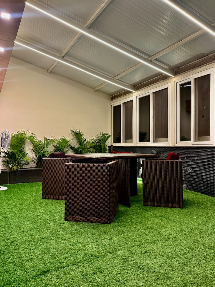 The Terrace Escape:stylish Apt With Garden Seating - Bengaluru