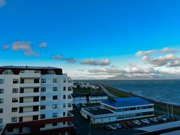 Cozy Apartment With Beautiful Mountain & Sea Views - Reykjavík