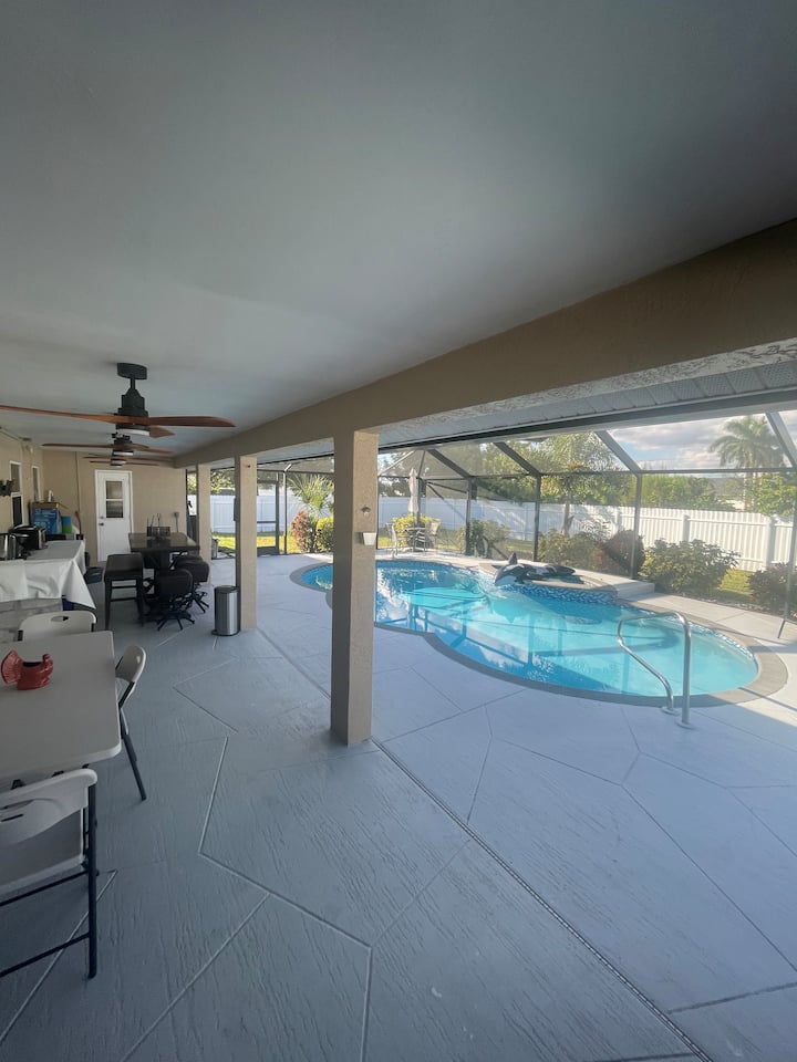 Pool/ 2 Bedrooms - Cape Coral, FL