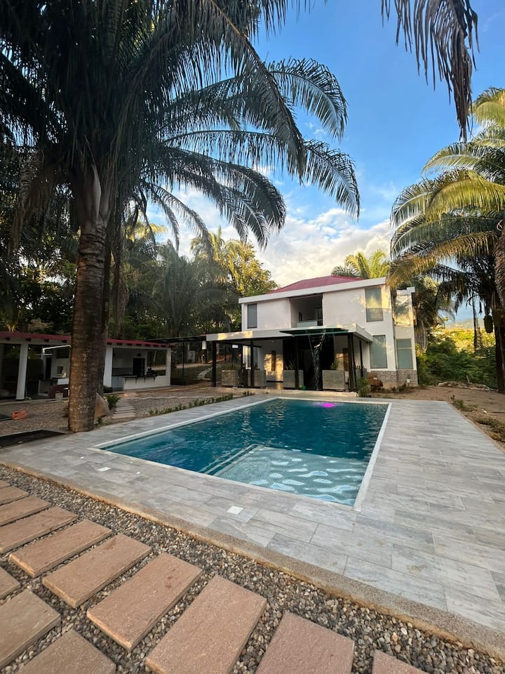 Villa De 8 Habitaciones - Piscina, Jacuzzi Y Bbq - Melgar