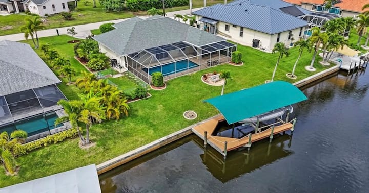 Sweet Yellow House Oasis - Cape Coral, FL