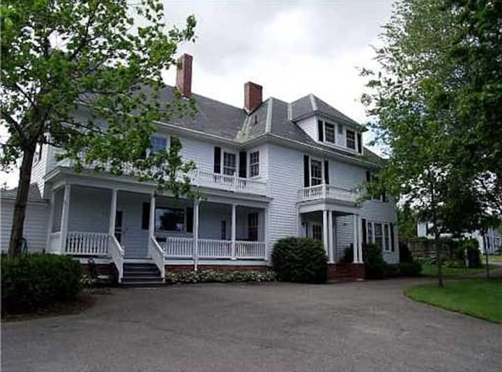 Colonial In Caribou For Work / Winter Sports - Maine