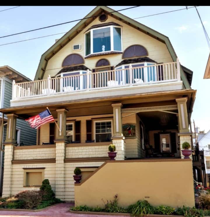 Charming Victorian 4 Houses From The Beach! - Atlantic City, NJ