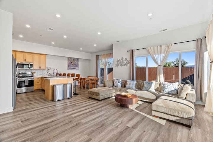 Condo For 14! Btwn Santa Cruz & Monterey - Watsonville, CA