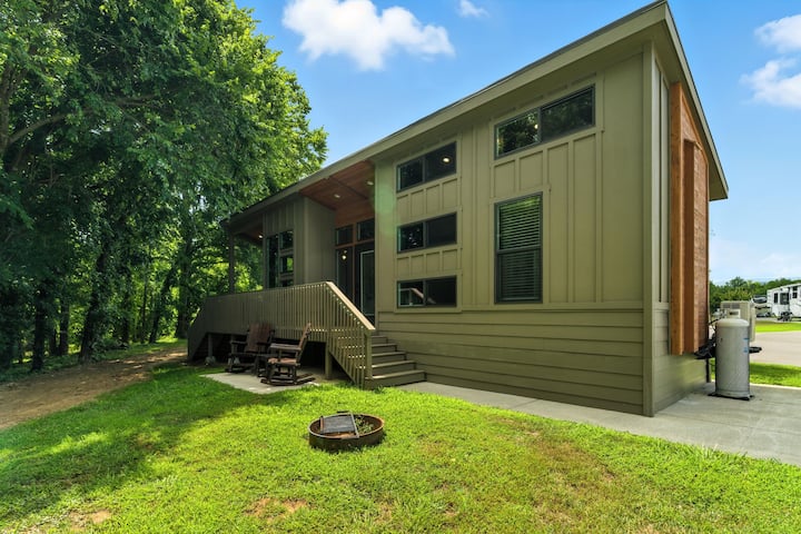 1/2mi To Pkwy|bunks|riverfront|cozy Tiny Home - Sevierville, TN